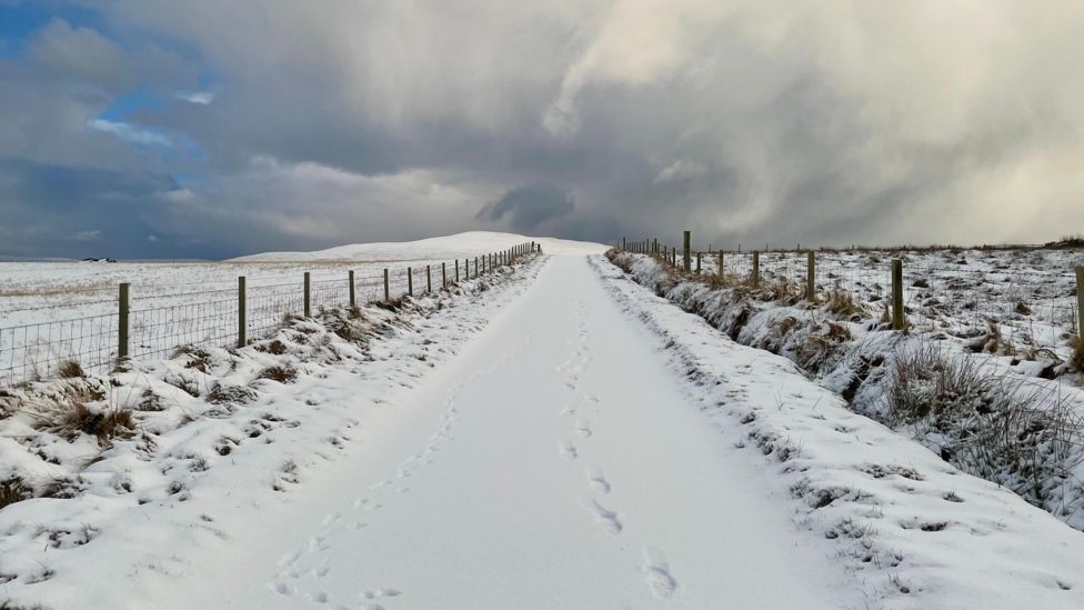 In pictures: Snow and ice hit parts of Scotland - BBC News