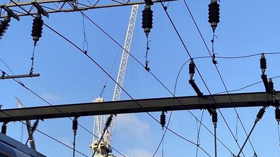 Northamptonshire pupils taught about new overhead electric wires - BBC News