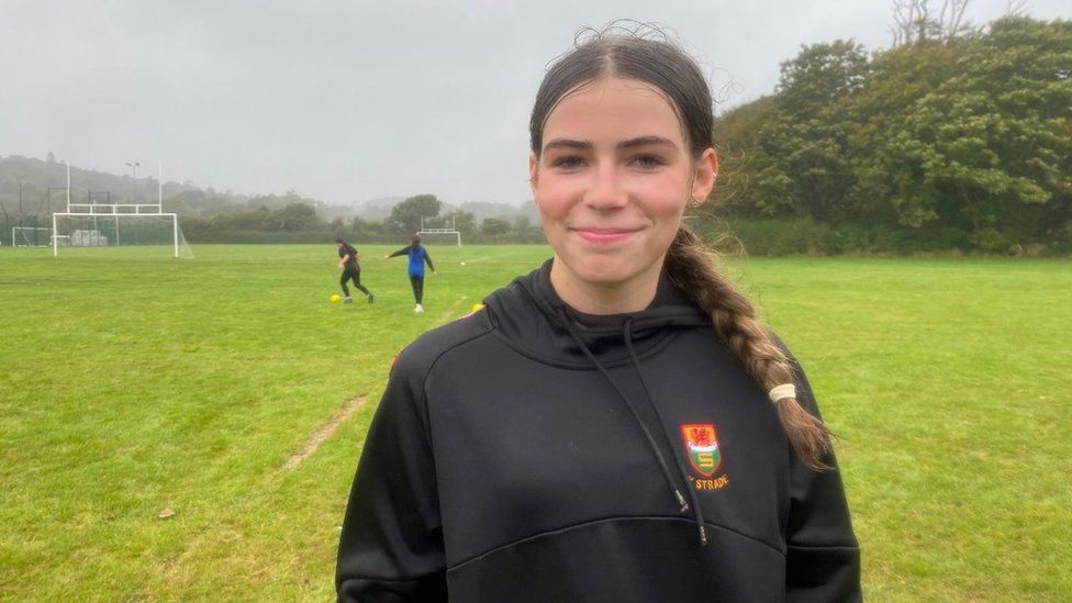 Arwyr pêl-droed yn ysbrydoli cenhedlaeth o ferched - BBC Cymru Fyw