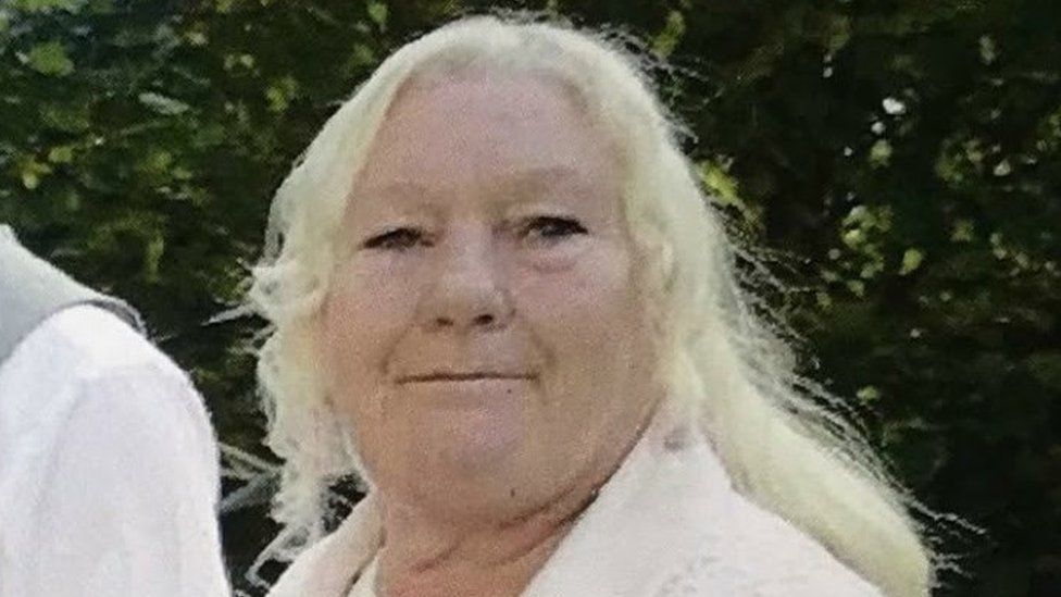 Tenby caravan death: Tributes paid to Jean Evans - BBC News