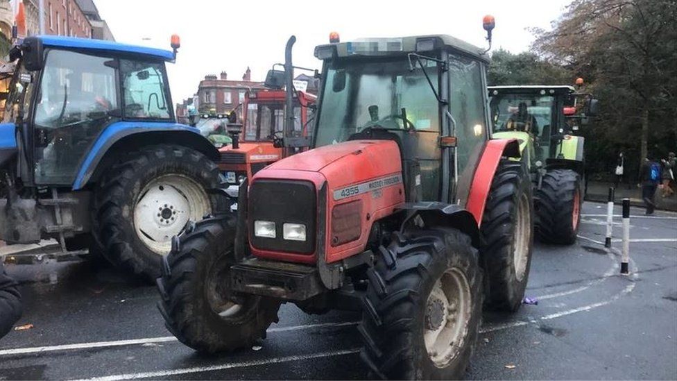 Dublin: Farmers' tractor protest causes traffic chaos - BBC News