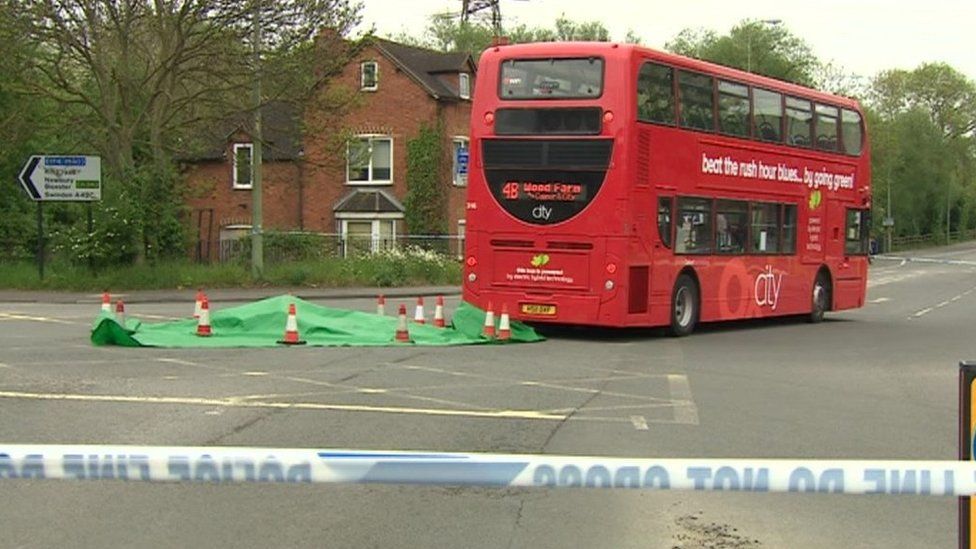 Female cyclist dies in collision with bus in Oxford - BBC News
