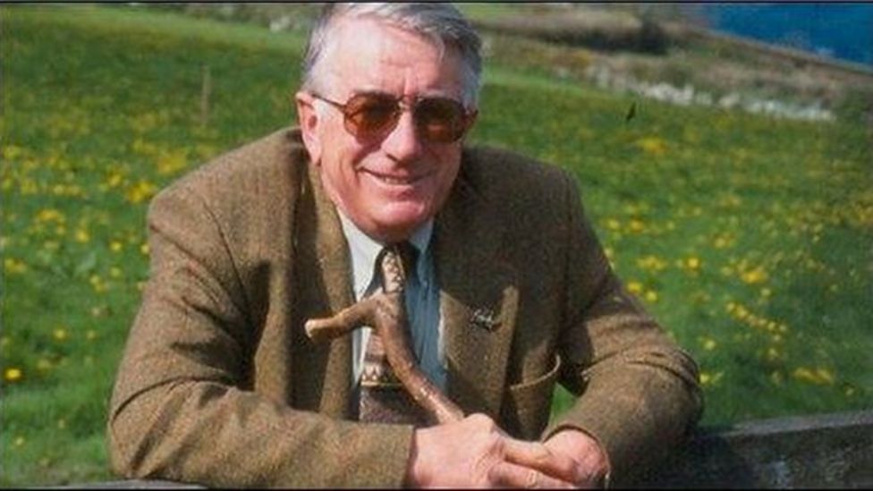 BBC Radio Devon presenter Tony Beard dies from cancer - BBC News