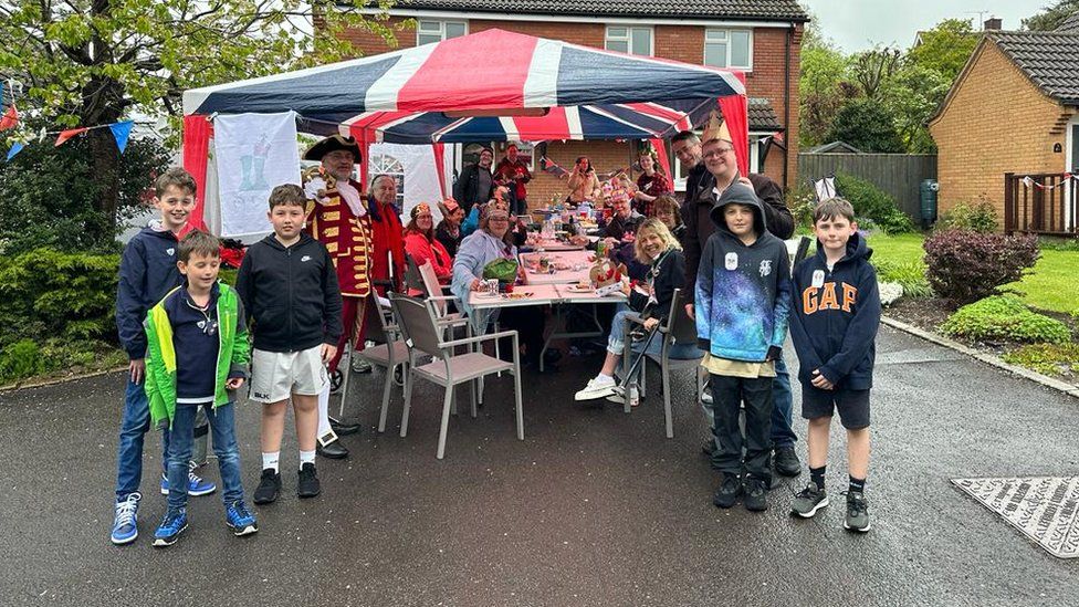 In pictures: Coronation celebrations in the West Country - BBC News