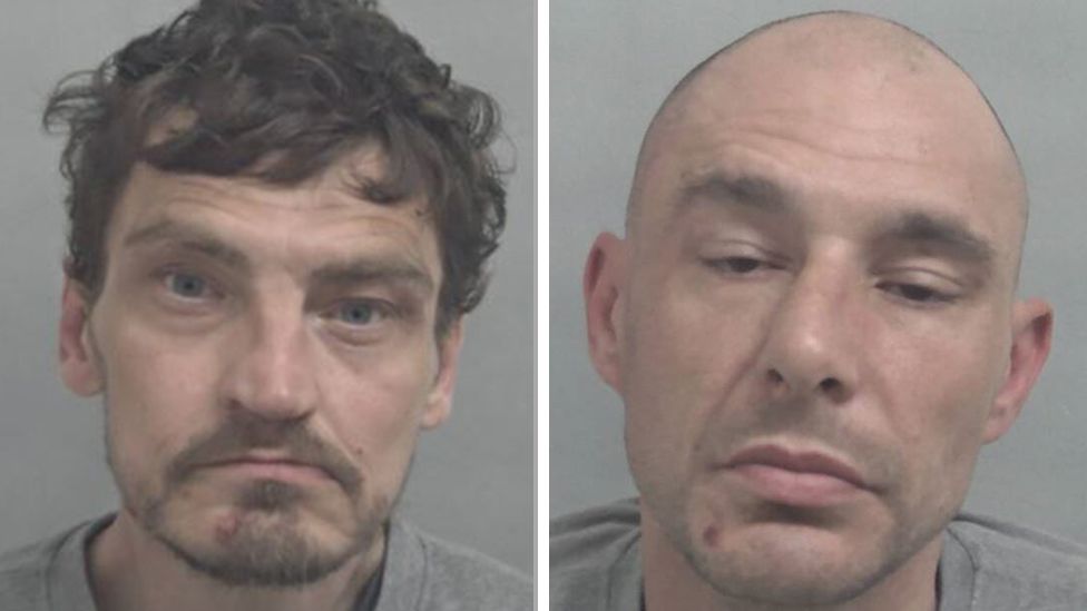 Hull: Machete-wielding pair jailed for jewellery shop robbery - BBC News