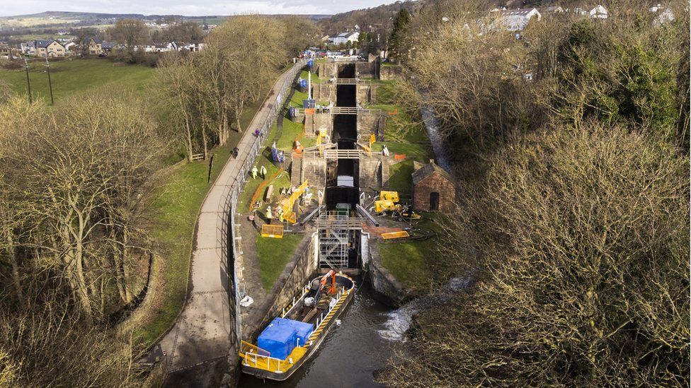 Bingley Five Rise Locks: New gates fitted on UK's steepest lock flight ...