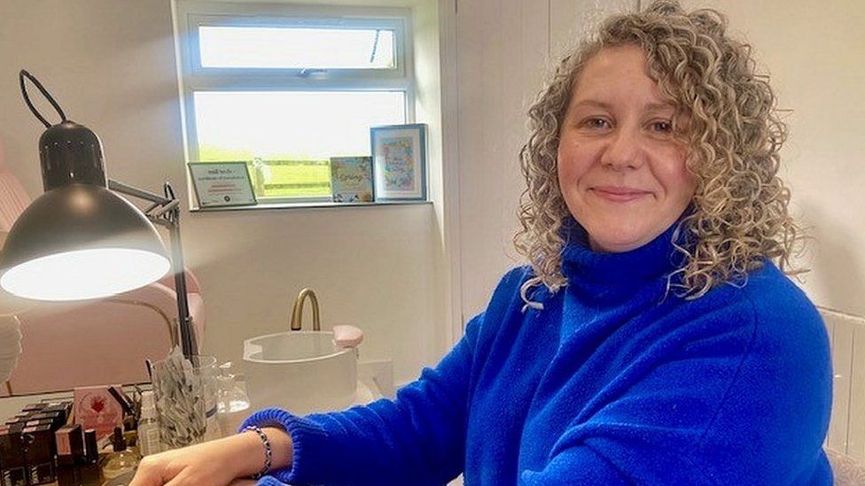 Codi pris triniaeth ewinedd i staff gael cyflog tecach - BBC Cymru Fyw