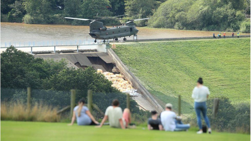 Whaley Bridge dam: Some residents refuse to move - BBC News