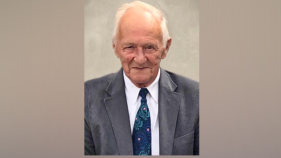 Covid: Suffolk farmer honoured at drive-in funeral he planned - BBC News