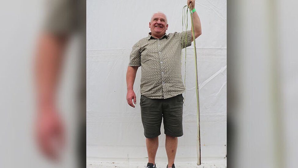 Stoke-on-Trent allotment holder grows world's longest leek - BBC News