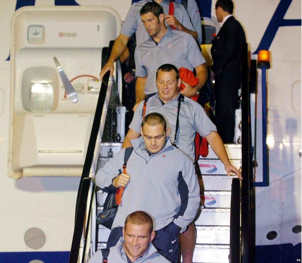 Heathrow celebrates 70 years by marking 'iconic moments' - BBC News