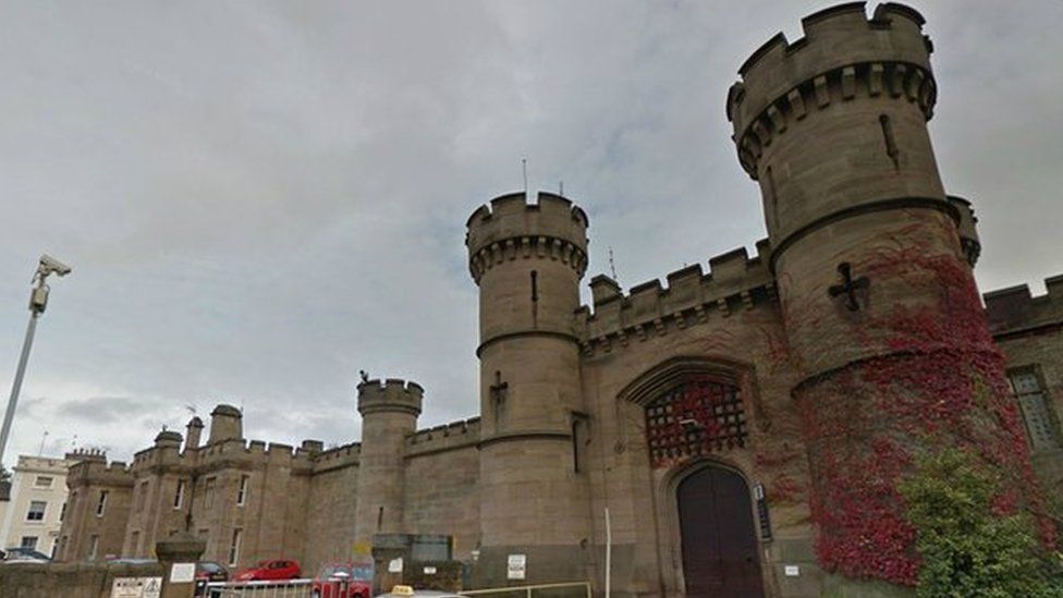 HMP Leicester prisoners smash through cell walls - BBC News