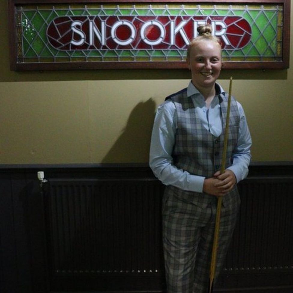 England's top women snooker players return to the table - BBC News