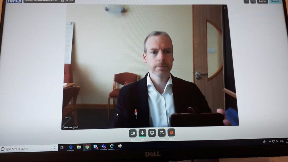 Coronavirus: Helping the bereaved with 'emotional PPE' - BBC News