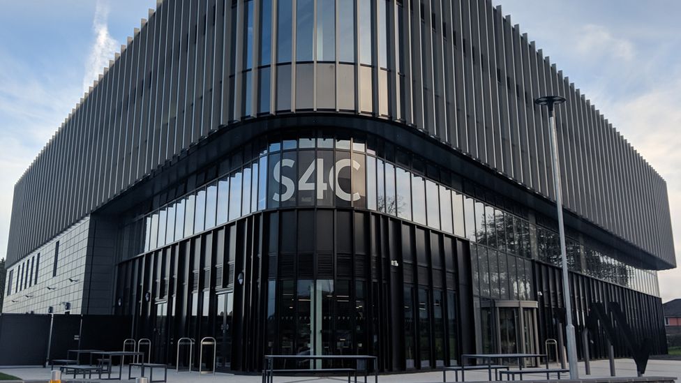 Cadeirydd S4C wedi 'gweiddi' ar gyn-bennaeth cynnwys - BBC Cymru Fyw