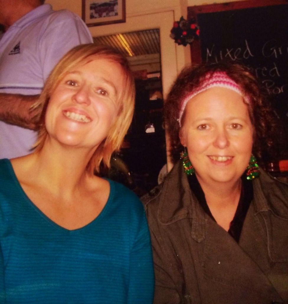 Rhoi lle i hiwmor tywyll mewn nofel newydd - BBC Cymru Fyw