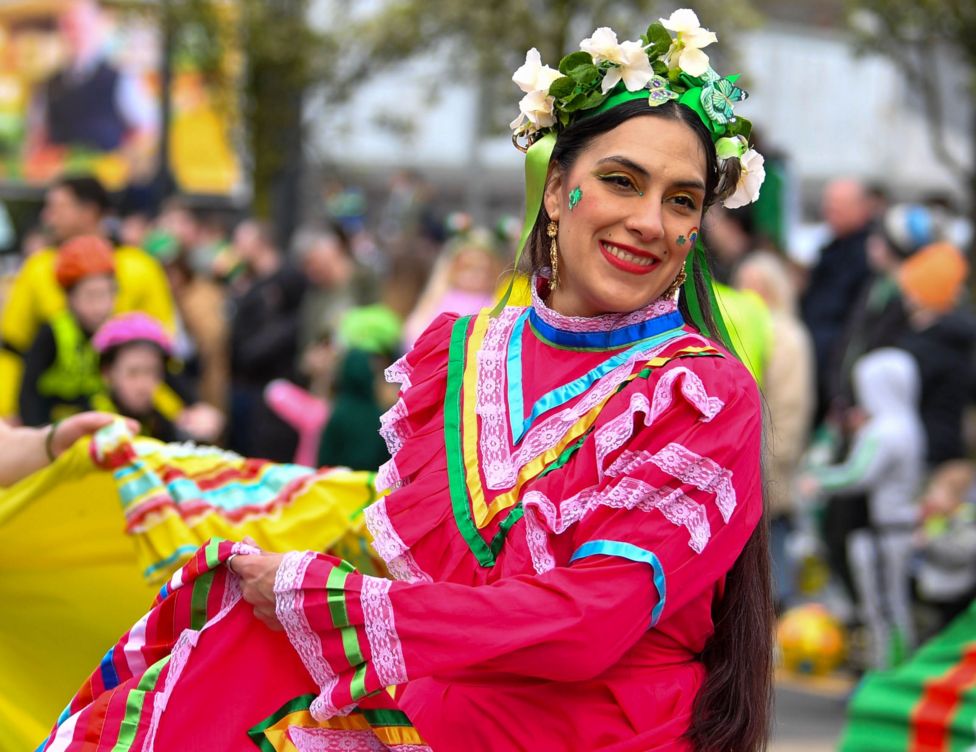 In Pictures: St Patrick's Day celebrated across Ireland and NI - BBC News