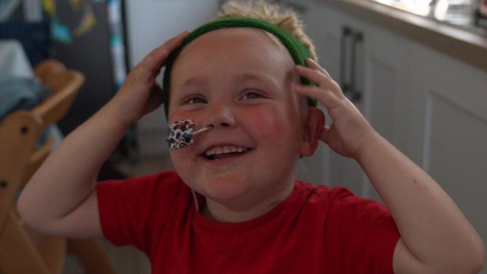 Morgan Ridler, 3 o Abertawe, wedi marw ar ôl brwydro canser - BBC Cymru Fyw