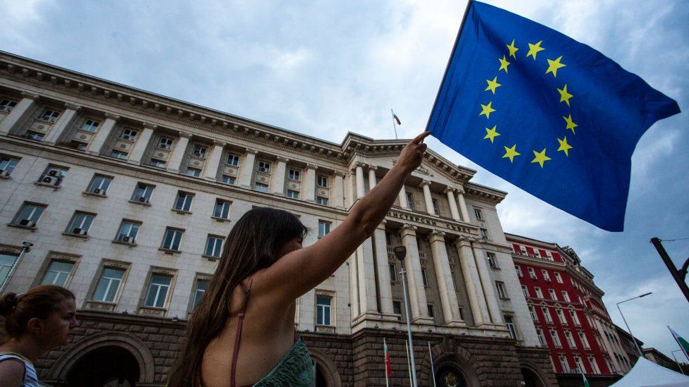 Ex-PM Borissov set to win Bulgarian election - BBC News