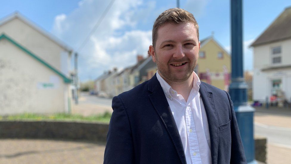 Senedd Cymru: Bwrw golwg ar flwyddyn heriol 2021 - BBC Cymru Fyw