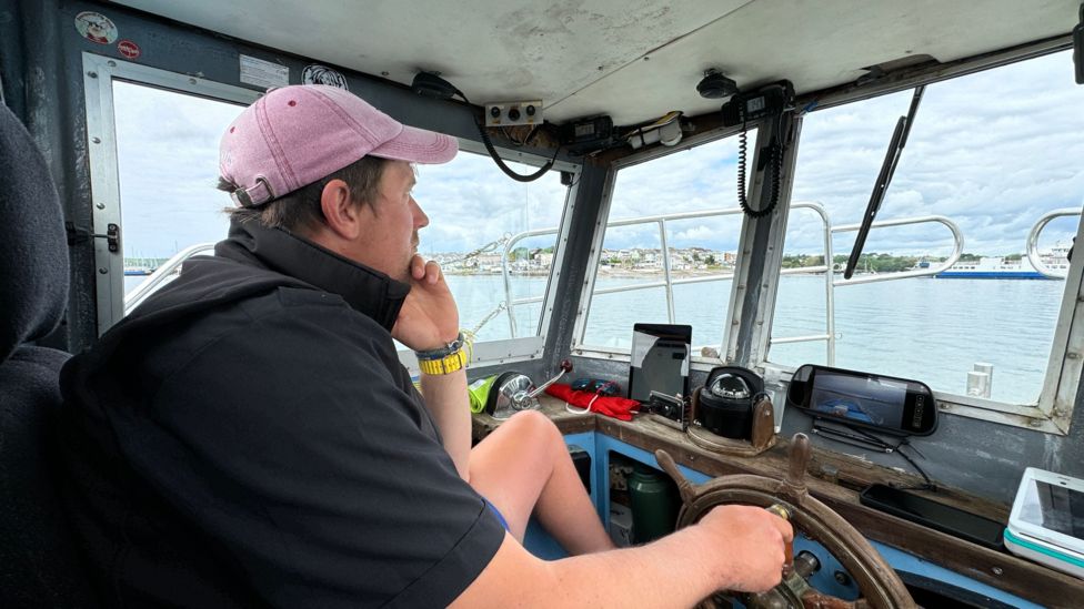 Ferry service between Plymouth and Saltash begins - BBC News