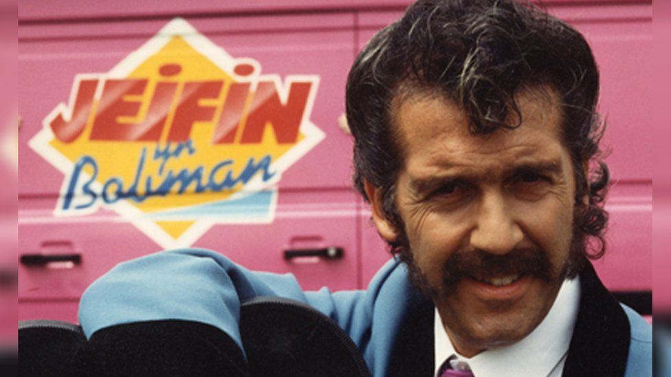 Ateb y Galw: Yr awdur Llwyd Owen - BBC Cymru Fyw