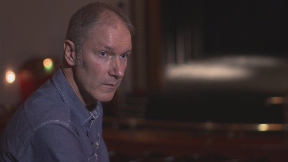 Brawd a ffrind agos i Dafydd Dafis yn trafod ei farwolaeth - BBC Cymru Fyw