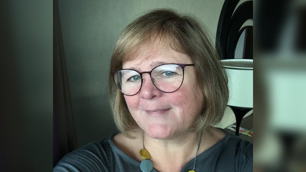 Nurses strike: Nurses sleep in cars as they cannot afford fuel - BBC News