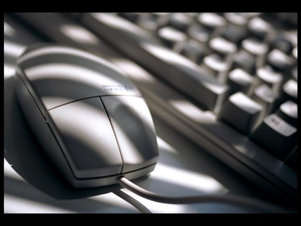 Wireless mice outed as 'security' loophole - BBC News
