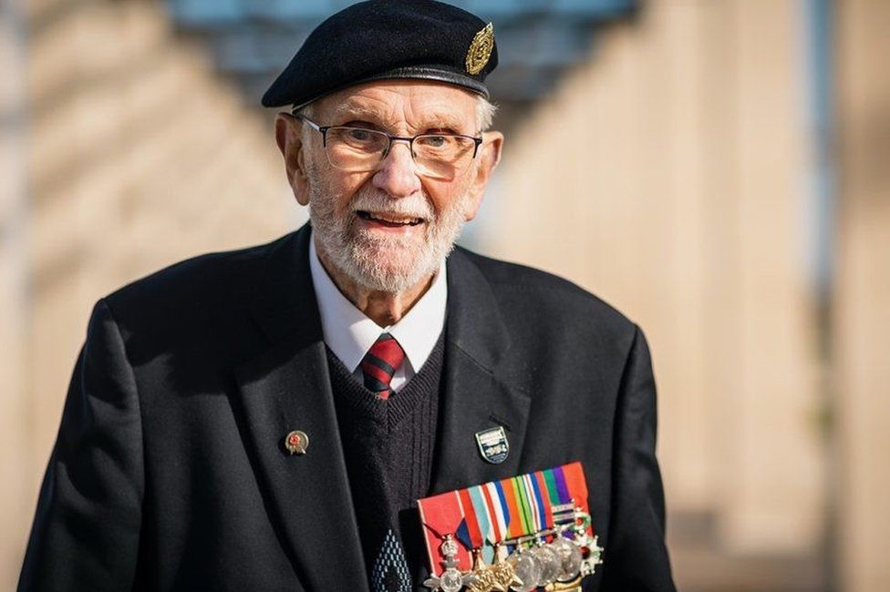 D-Day veteran George Batts dies aged 97 - BBC News
