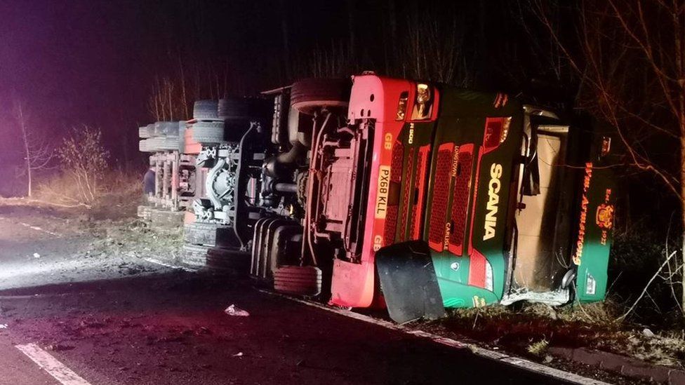 More than 200 sheep dead in HGV crash near Enterkinfoot - BBC News