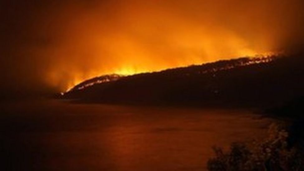 Why we chose to stay in a bushfire's path - BBC News