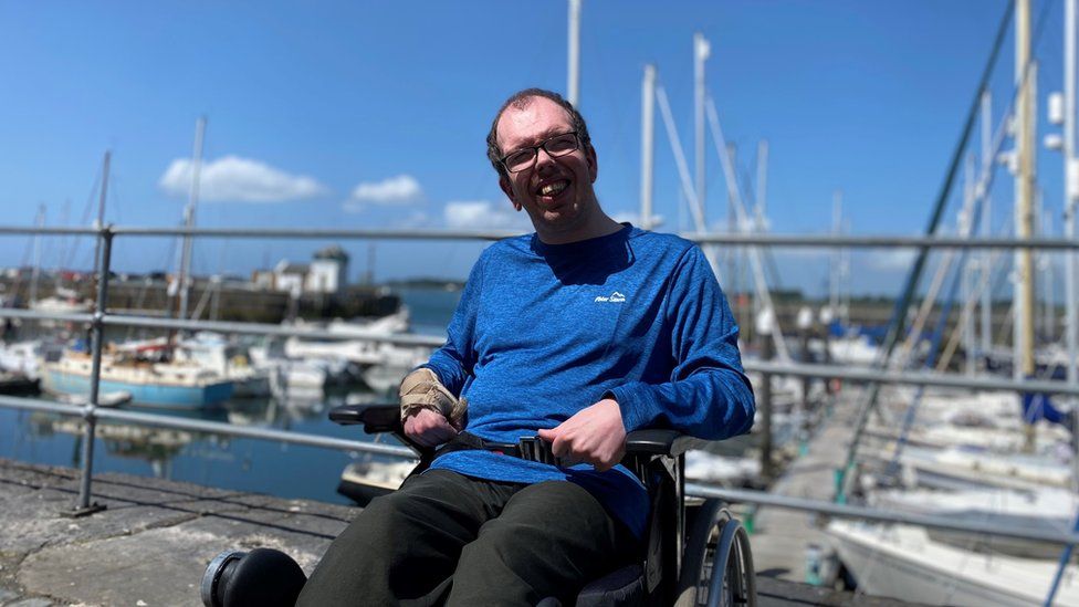 Michael Aaron: Un o selogion y sin gerddoriaeth Gymraeg - BBC Cymru Fyw