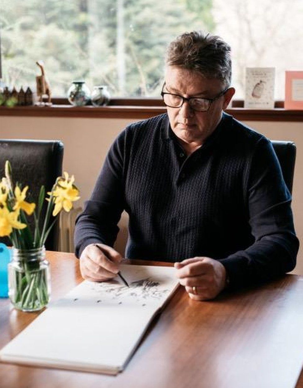 Covid in Scotland: Sketching 'a beacon of light' during lockdown - BBC News