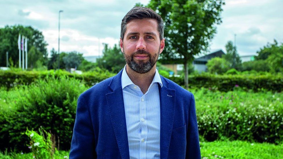 South Gloucestershire Council leader Toby Savage to step down - BBC News