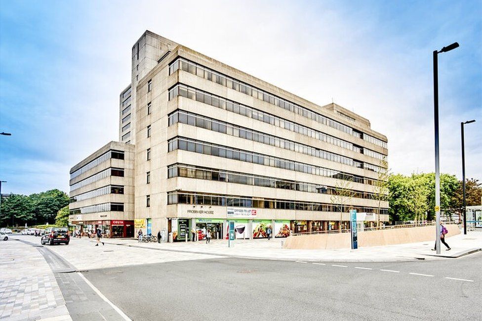 Nelson Gate: Colourful mural unveiled for city building - BBC News