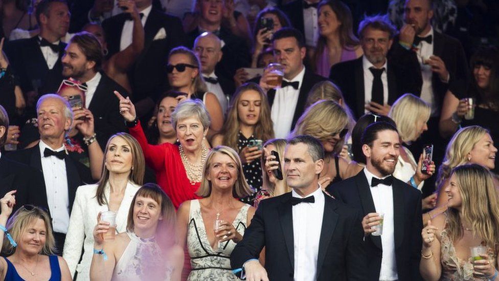 Henley Festival: Ex-PM Theresa May parties as Boris steps down - BBC News