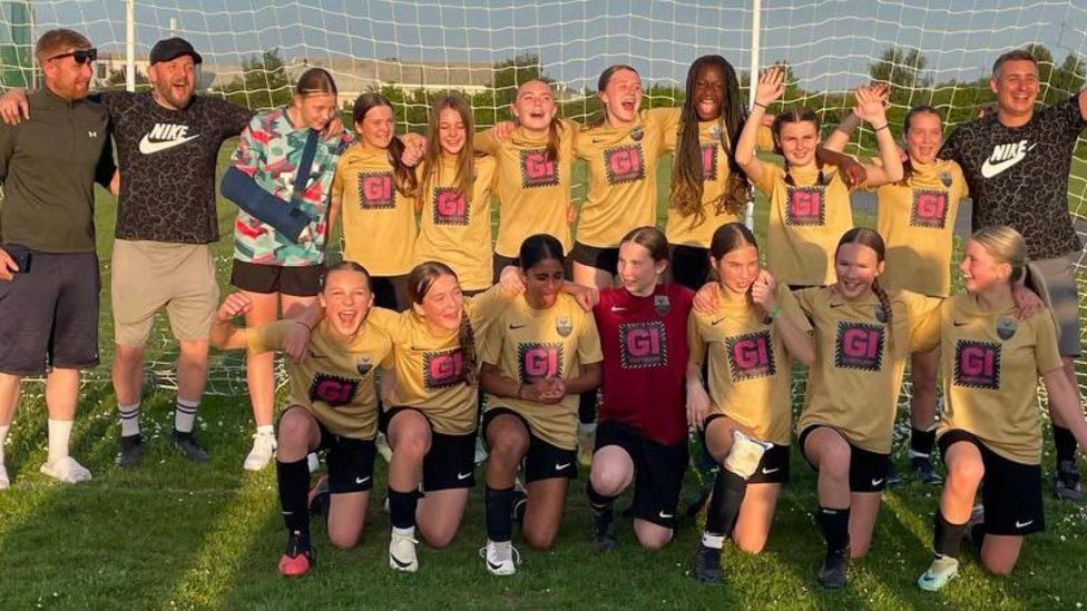 Bedford girls football team beat boys to win league title - BBC News