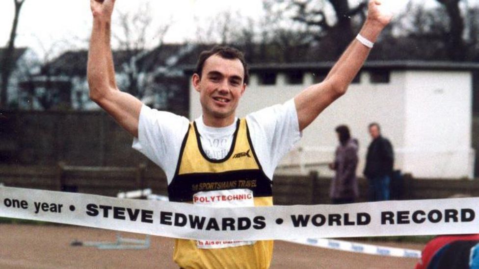 Steve Edwards to run his 1,000th marathon in Milton Keynes - BBC News