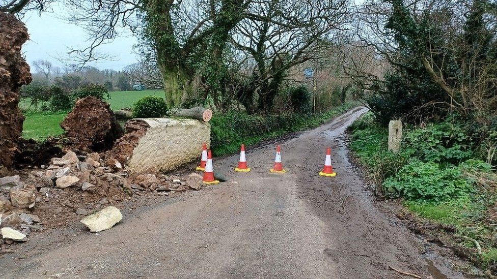 Storms cause 609 incidents on Cornwall’s roads - BBC News