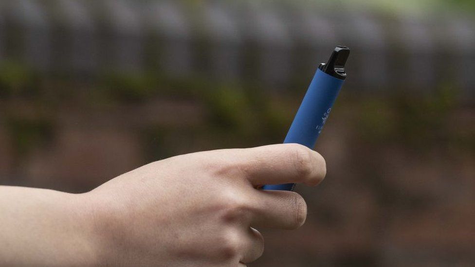 North Lincolnshire crackdown on underage vape sales - BBC News