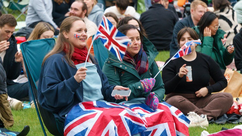 London Eurovision fans party in the park for final - BBC News
