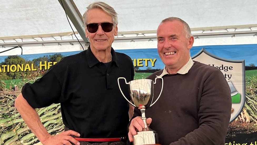 Hedgelayers keep tradition alive in Oxfordshire contest - BBC News