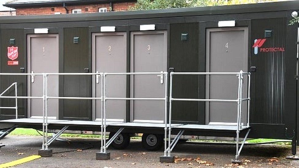 York trials 'life-saving' pods for rough sleepers - BBC News