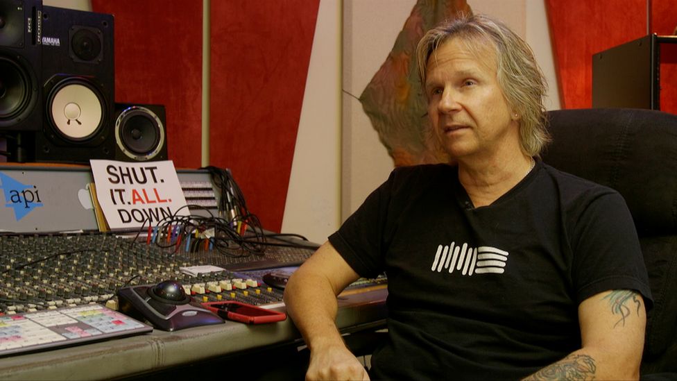 California gas leak: Calls grow for shutdown - BBC News