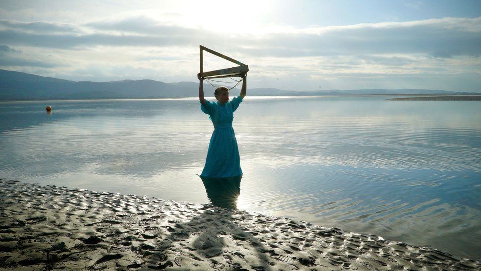 Cerys Hafana: 'O'n i byth yn ffitio mewn i'r bocs traddodiadol' - BBC ...