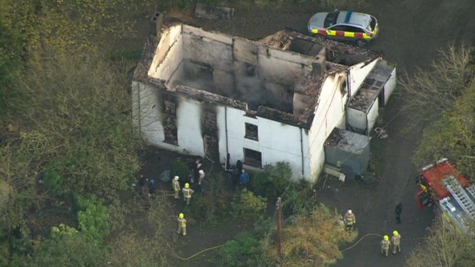 Marwolaethau tân Llangamarch yn 'sioc drwy'r gymuned' - BBC Cymru Fyw