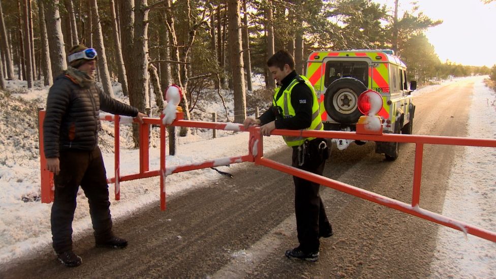 Snow, ice and high winds disrupts travel in Scotland - BBC News