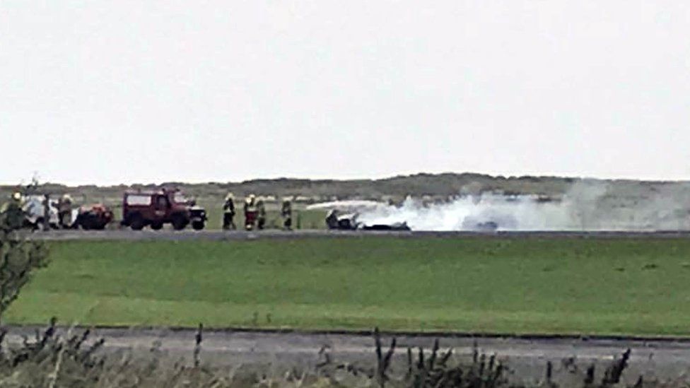 Ymchwilio i ddamwain awyren laddodd un ger Caernarfon - BBC Cymru Fyw