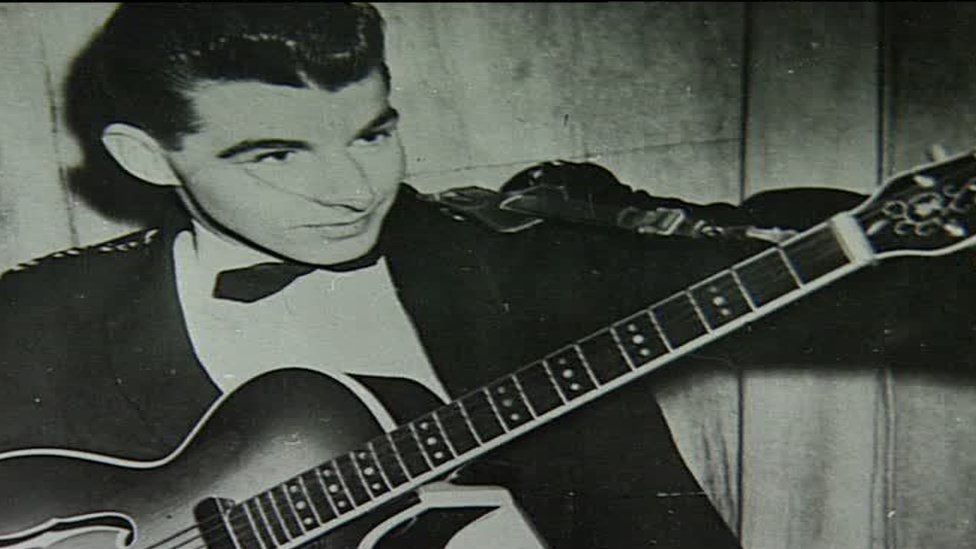 Sydney Devine tours again despite heartbreak - BBC News